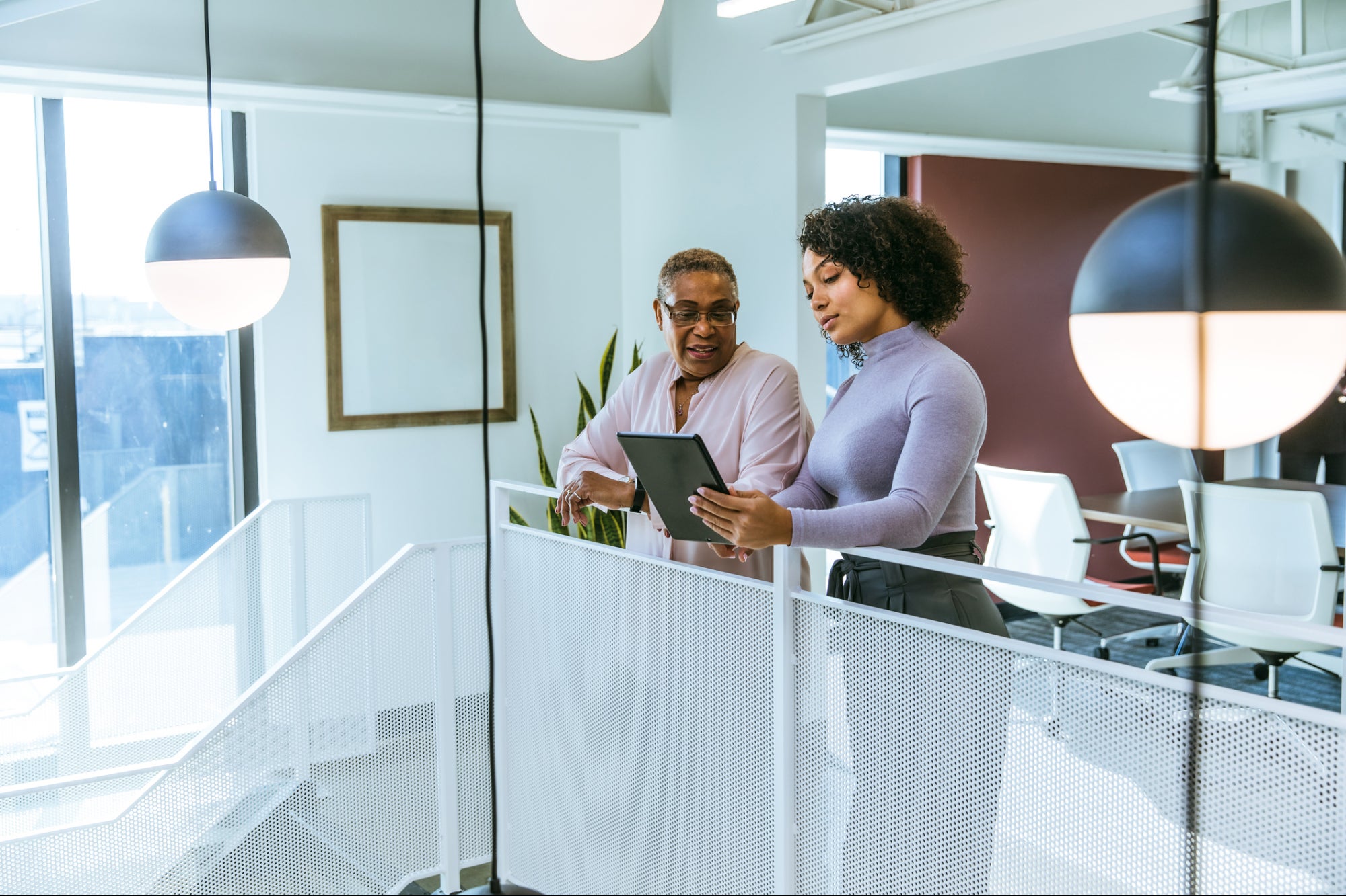 How to Improve Communication Between Generations in the Workplace ...