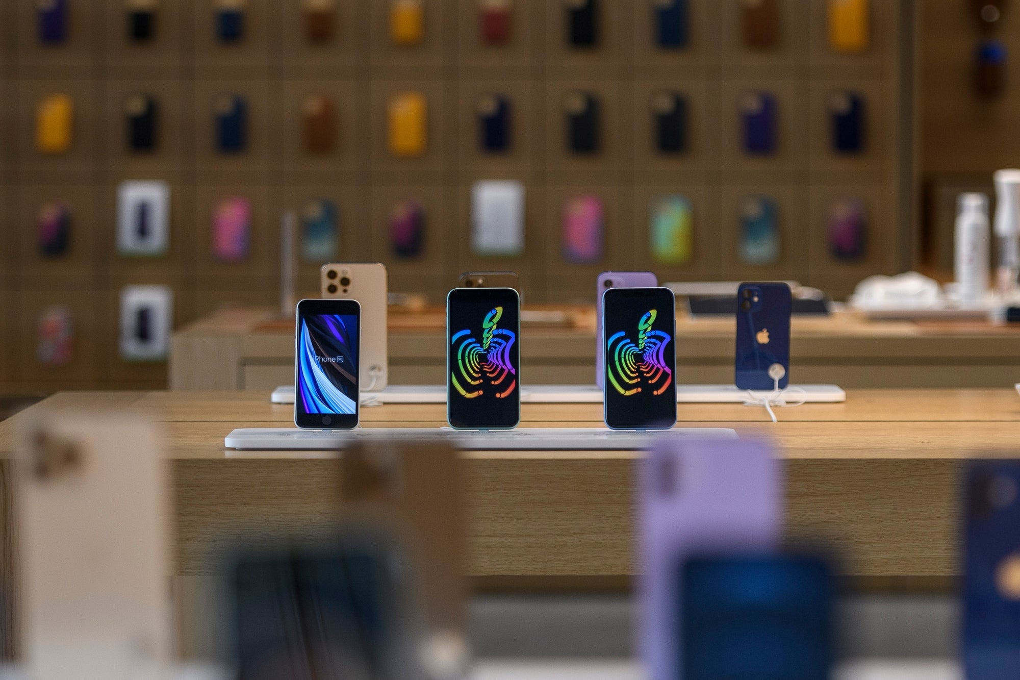 Surging iPhone Sales Help Apple Overcome Global Supply Chain Shortages ...