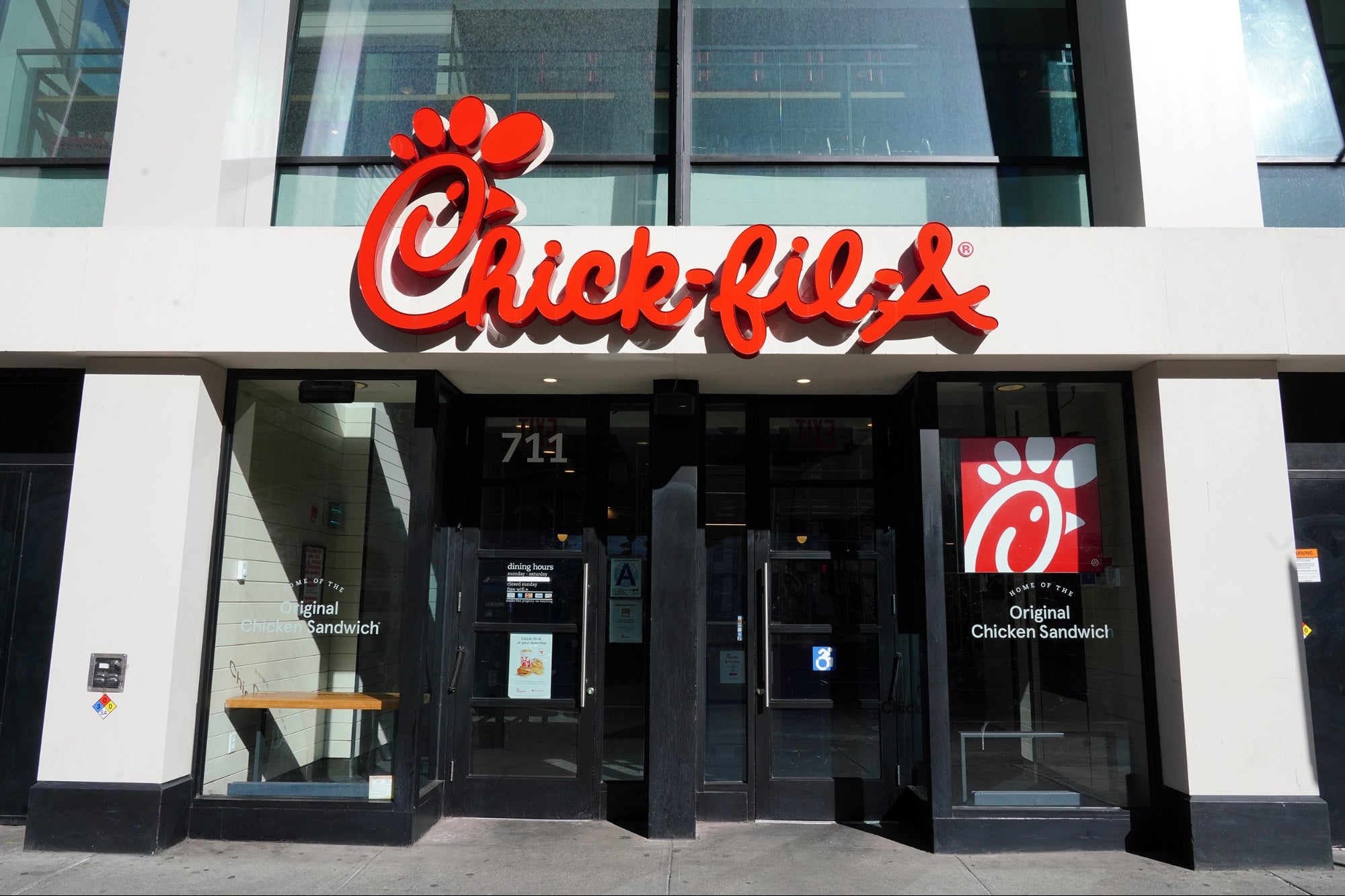 Customers Heartwarmingly Rally Behind Chick-fil-A That Is Shuttering ...