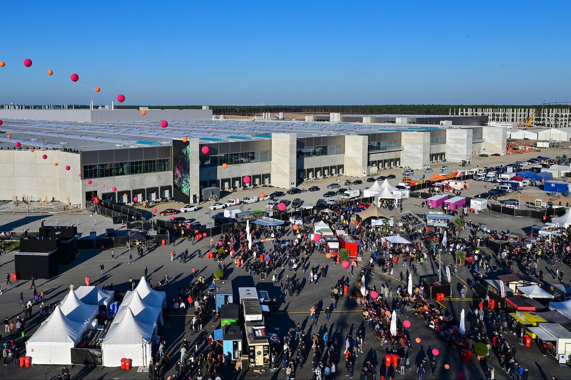 Elon Musk Hosts a Rave For 9,000 People to Celebrate the Opening of ...