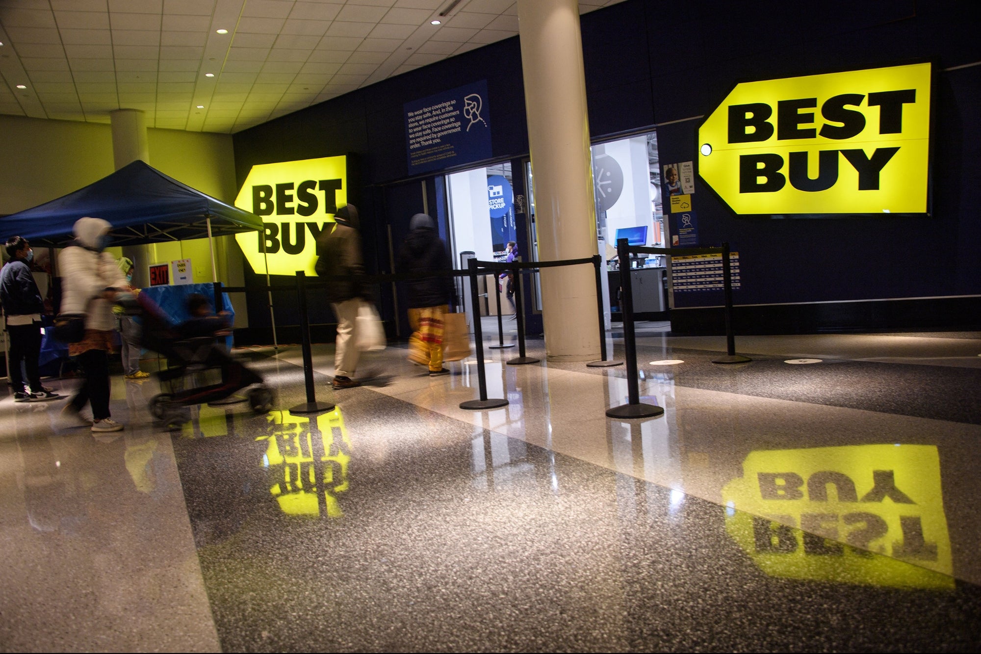 Internet Loses It Over Employees Forming Defense to Stop Robbery: 'A ...