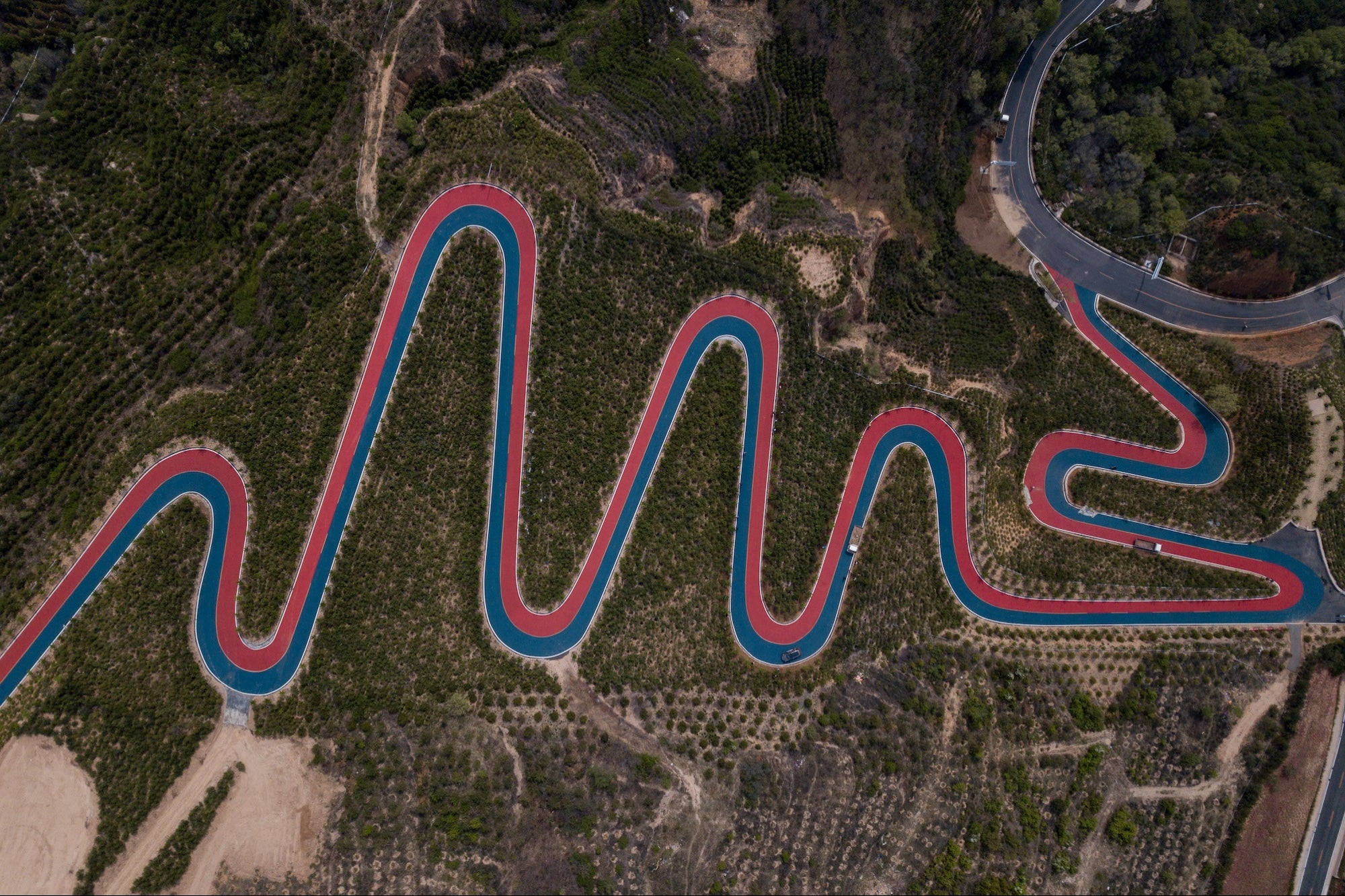 Truck with Dye Crashes Leaving the Highway Pretty In Pink | Entrepreneur