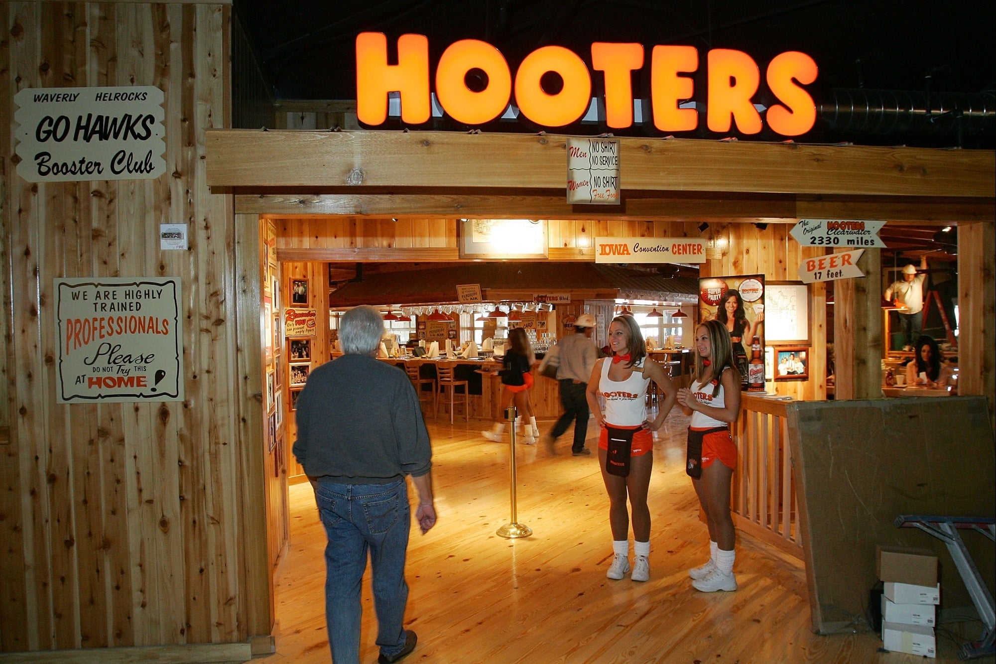 Man Caught Taking Photos of Hooters Waitress in Restaurant | Entrepreneur