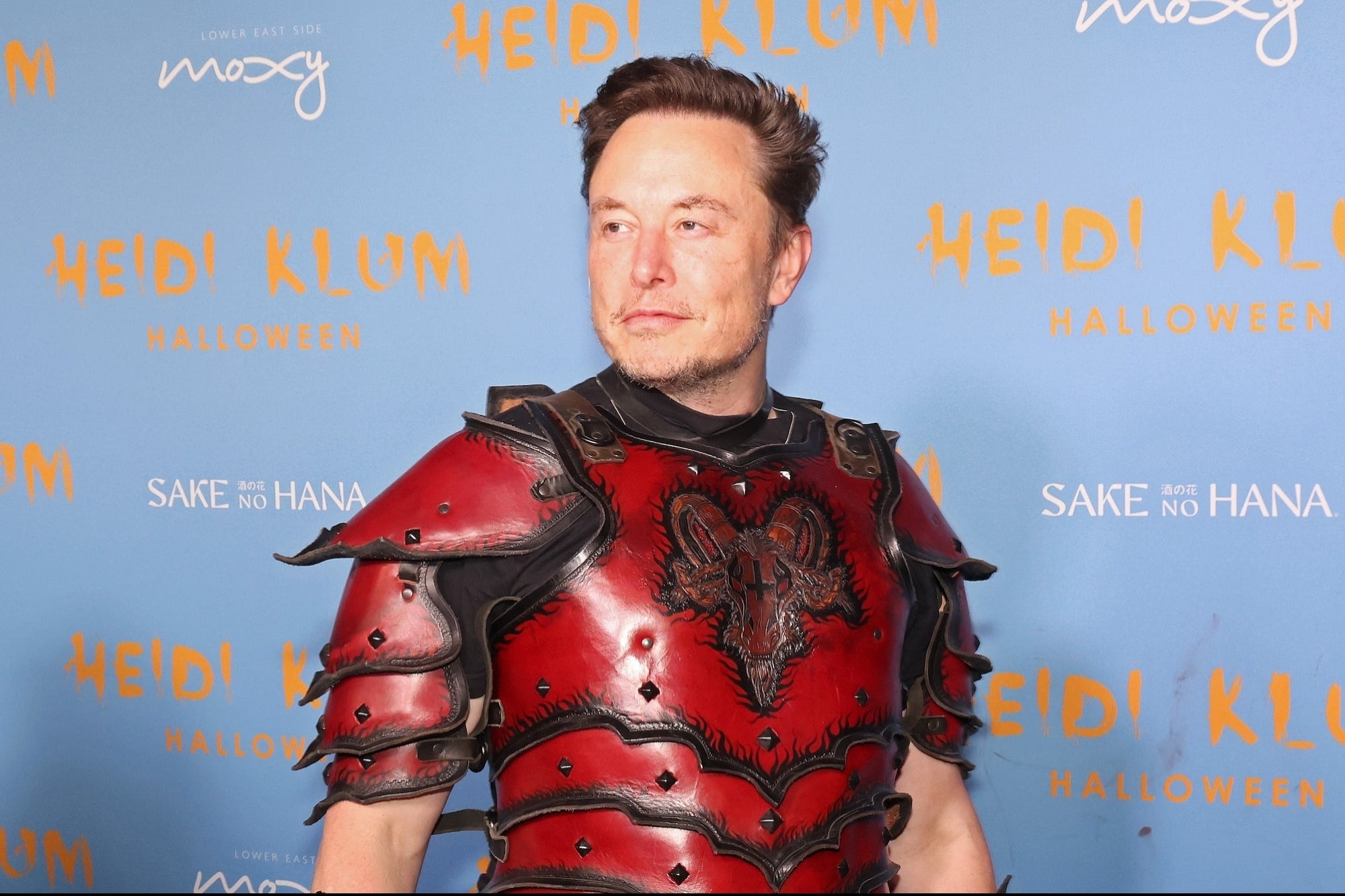 Elon Musk lleva un disfraz de $7,500 dólares a la fiesta de Halloween ...