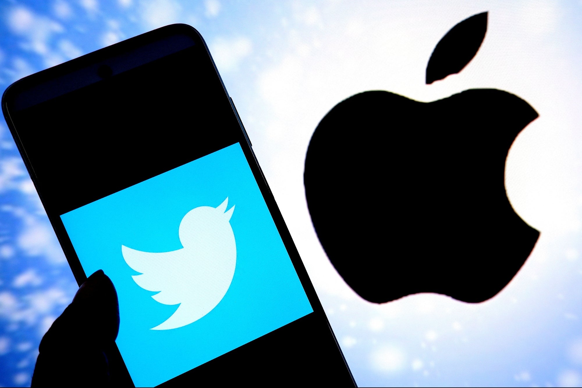 Twitter's 'War' With Apple Ends after Elon Musk Meets With Tim Cook ...