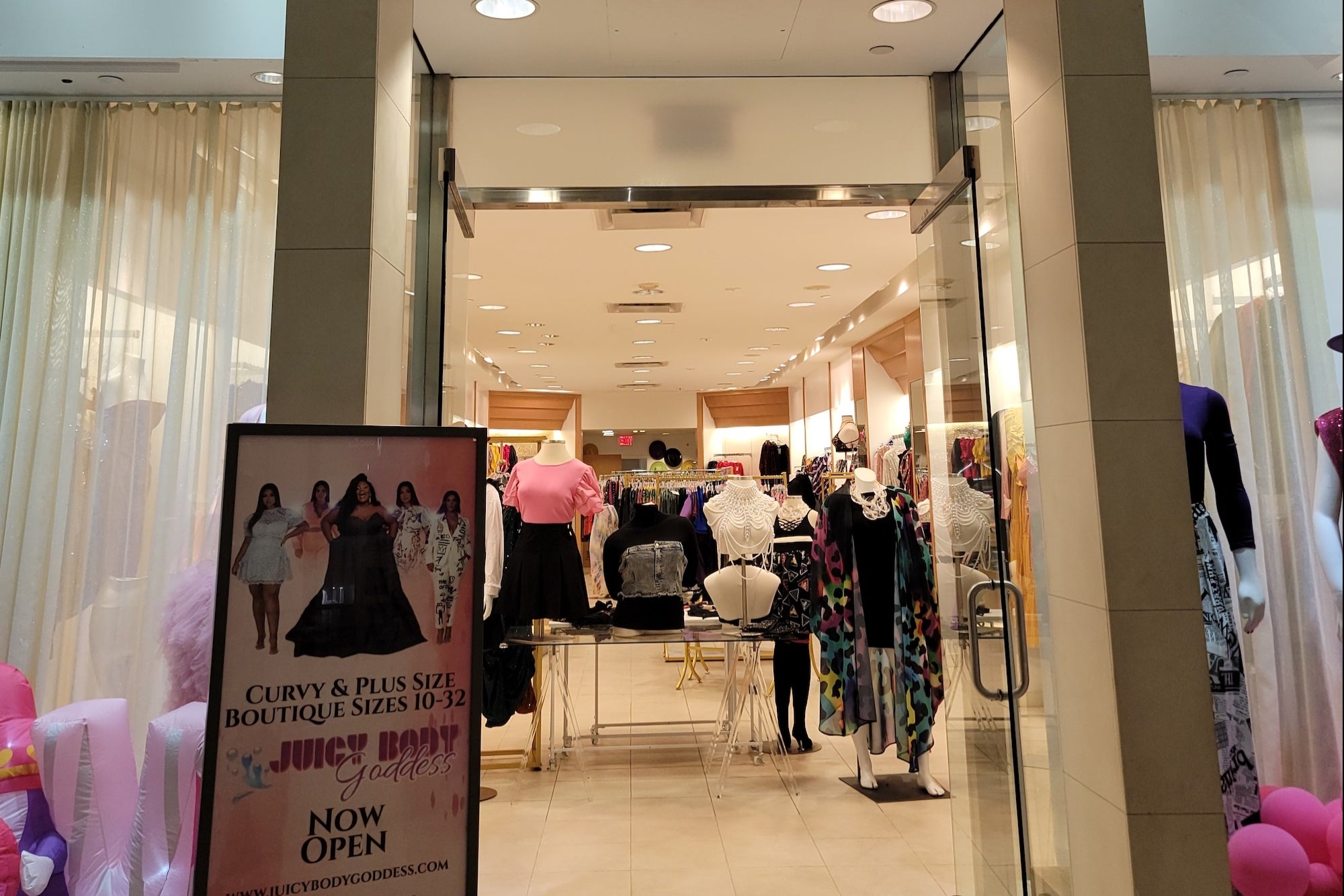 Shop Owner Gifts Teen Free Prom Dress After 6-Hour Trek to Store ...