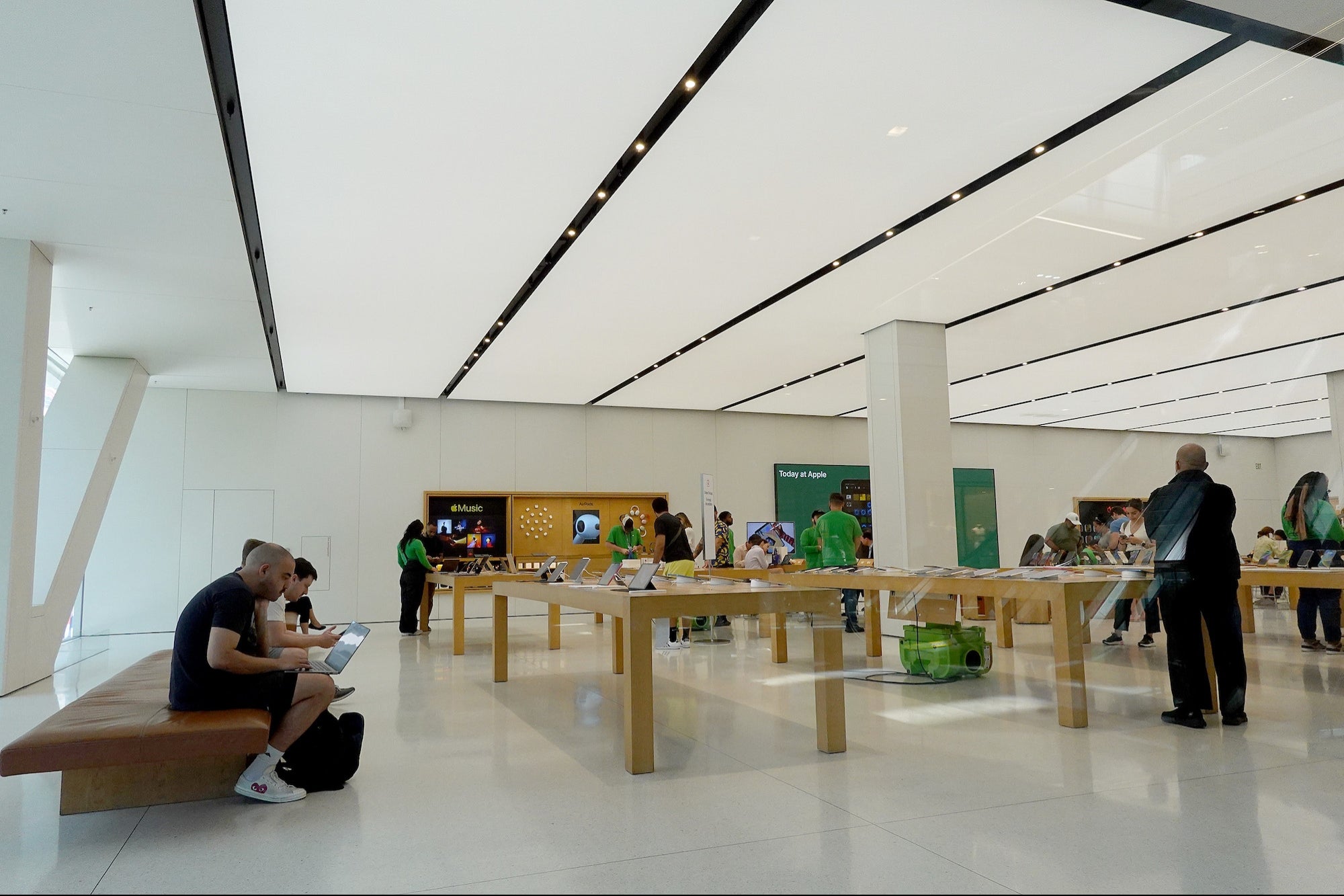 Apple Store Proposes Tipping System For Customers | Entrepreneur