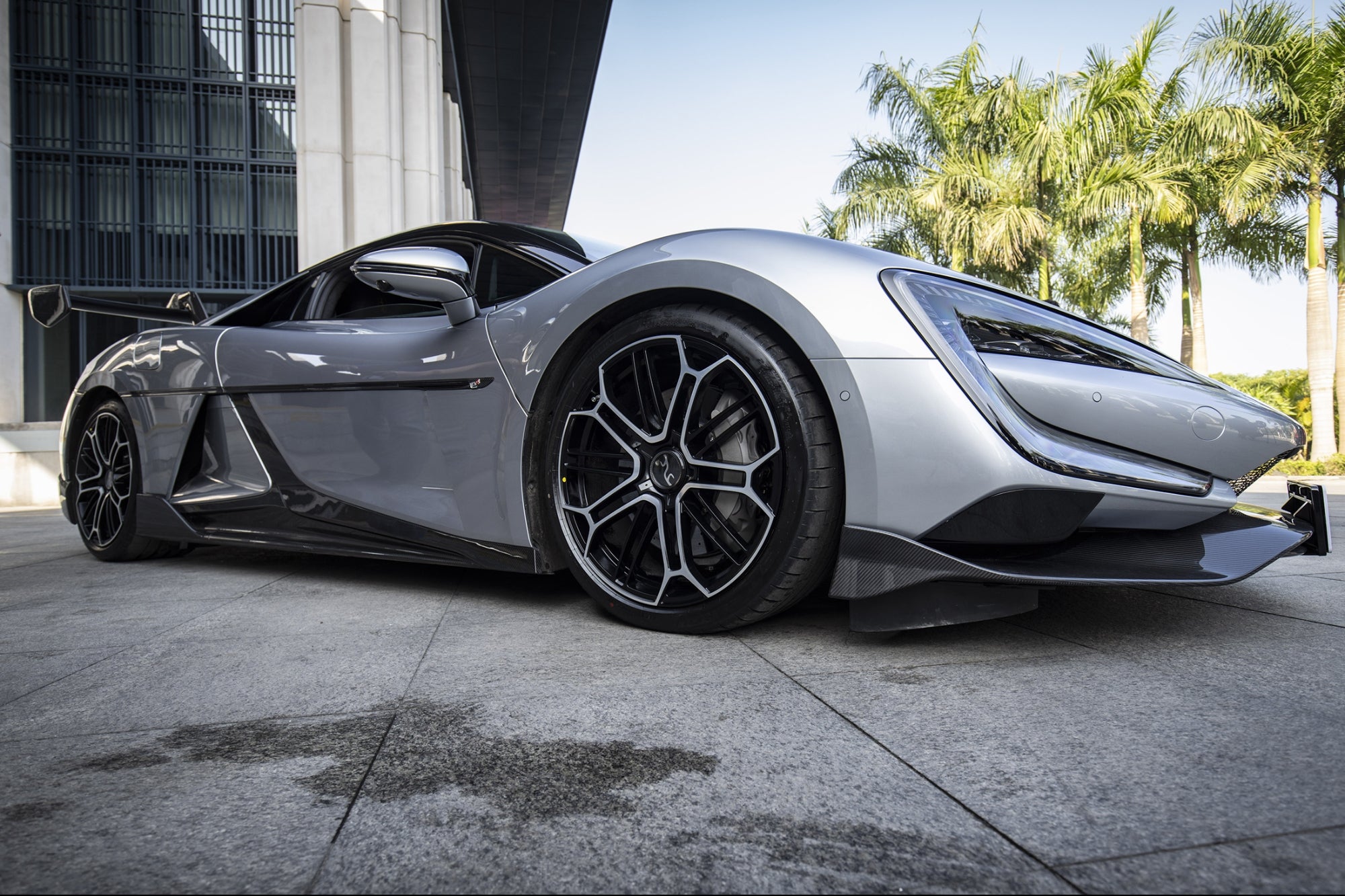 BYD lanza auto deportivo eléctrico para competir con Ferrari y ...