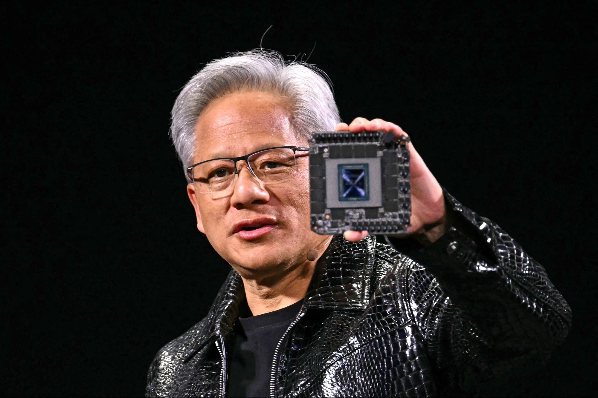 Jensen Huang, CEO de Nvidia, dice que el nuevo ChatGPT necesita "100 veces más" chips de IA de ...