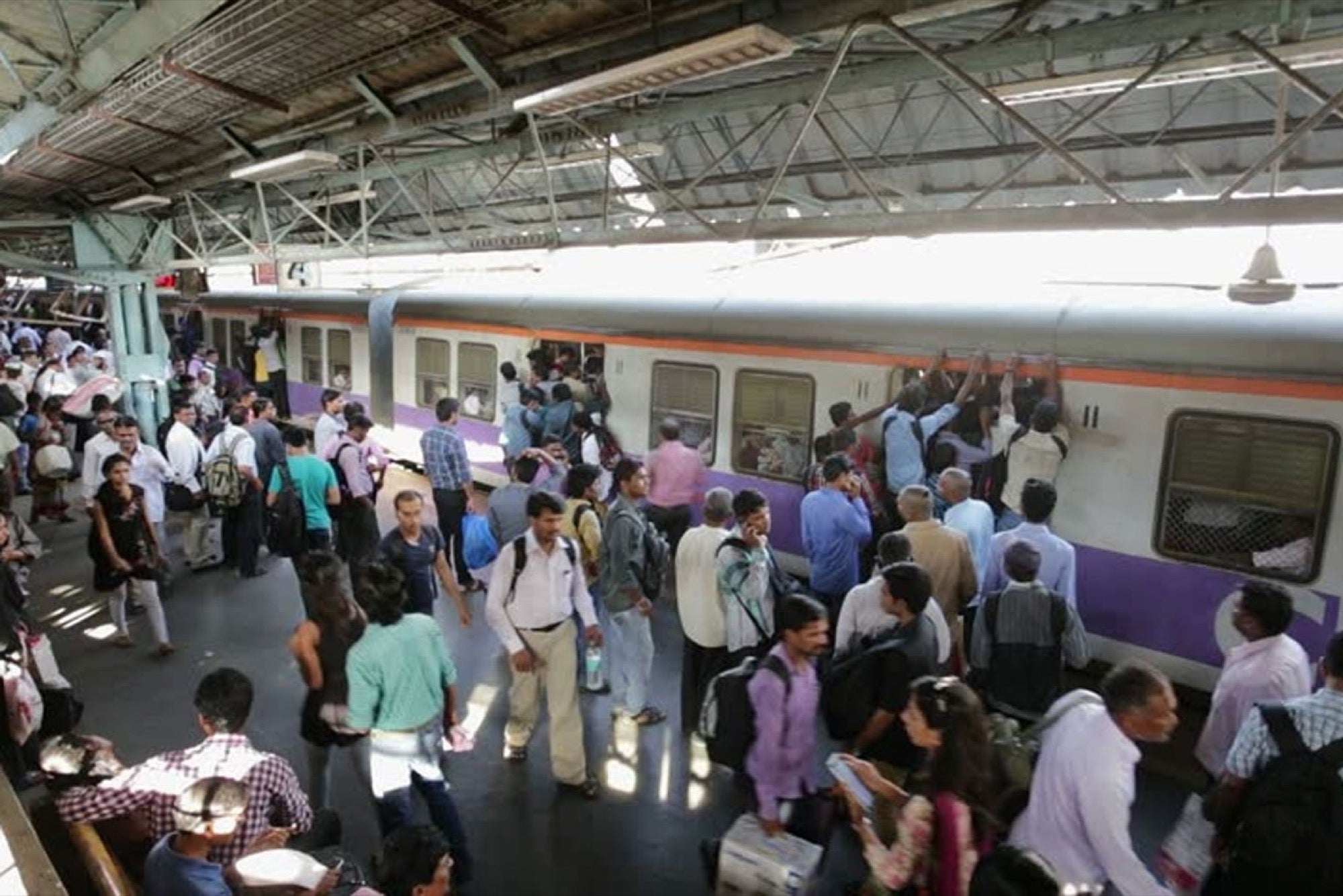 Valuable Selling Lessons I learnt on Mumbai Local Train | Entrepreneur