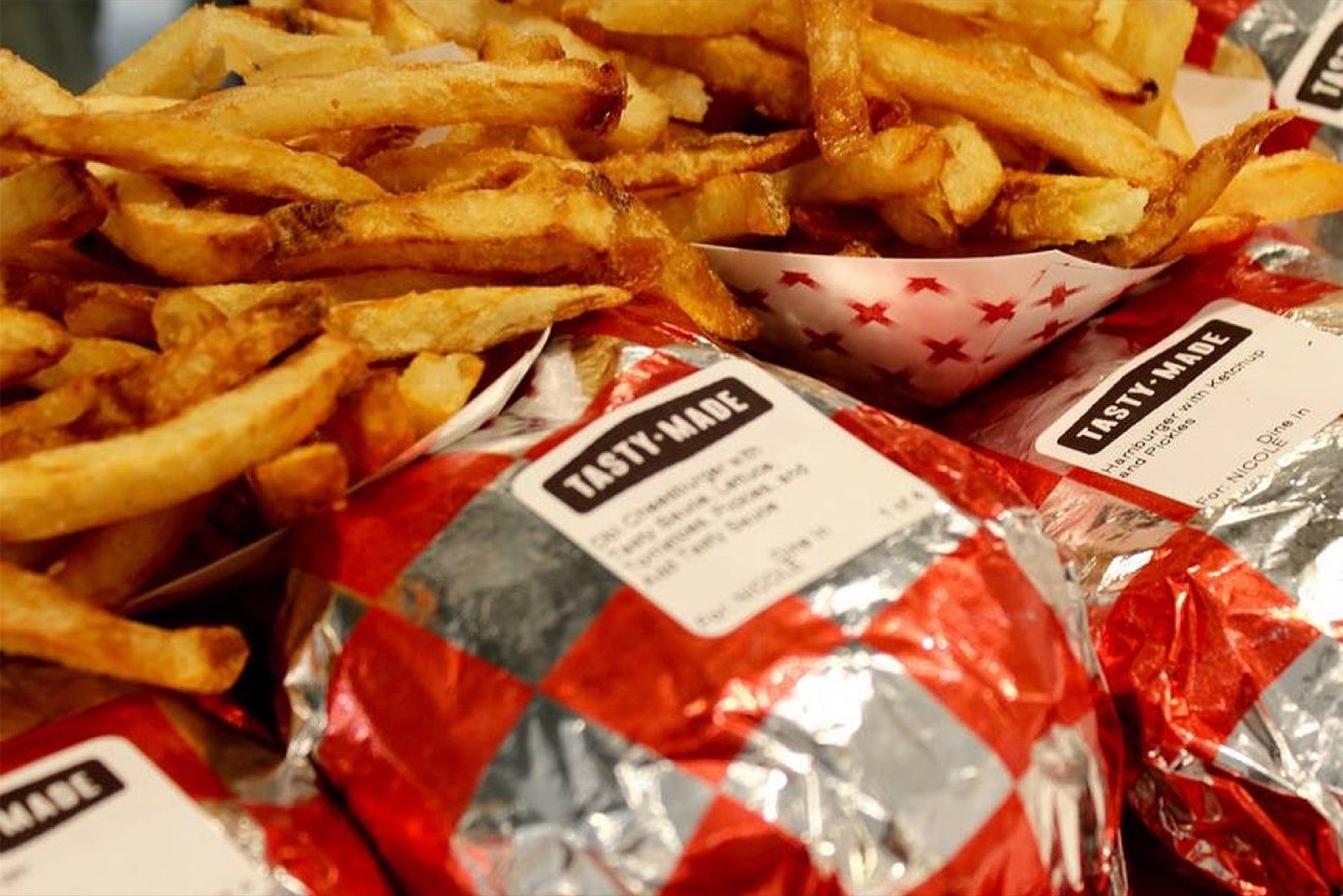 People Are Saying Chipotle's New Burger Joint Is a Rip-Off of In-N-Out ...