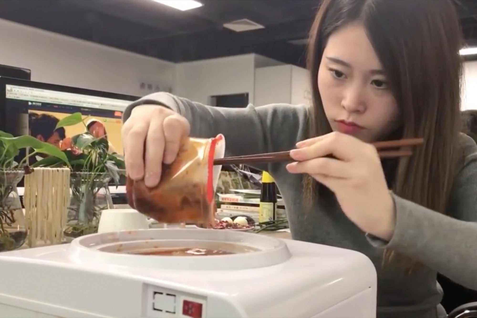 This Woman Cooks Delicious-Looking Meals Using Office Supplies ...