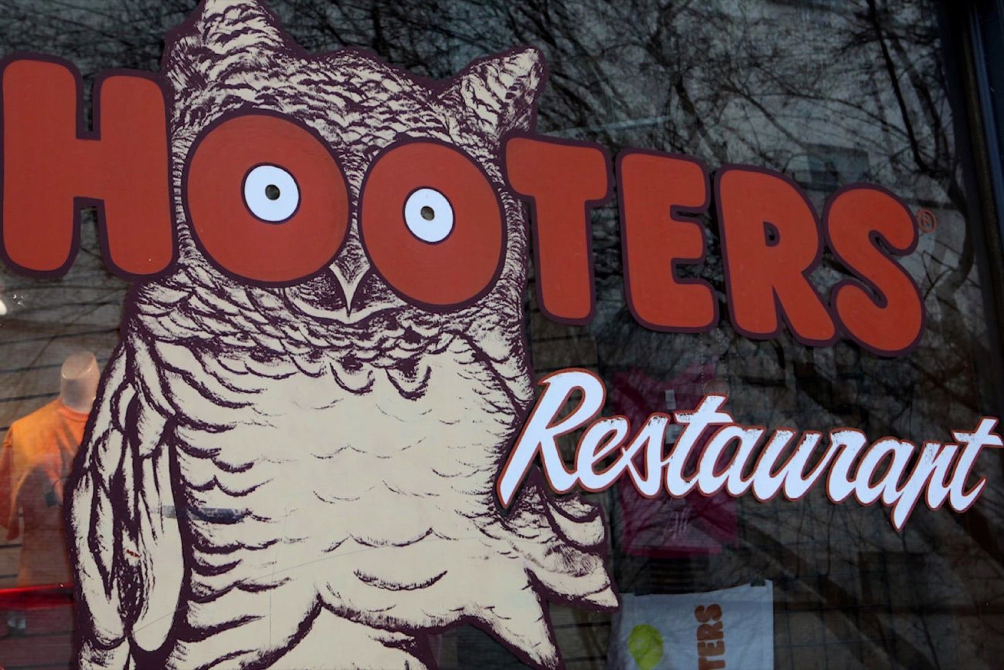 Hooters Has a New Coworking Space in Tokyo! 3 Things to Know Today.